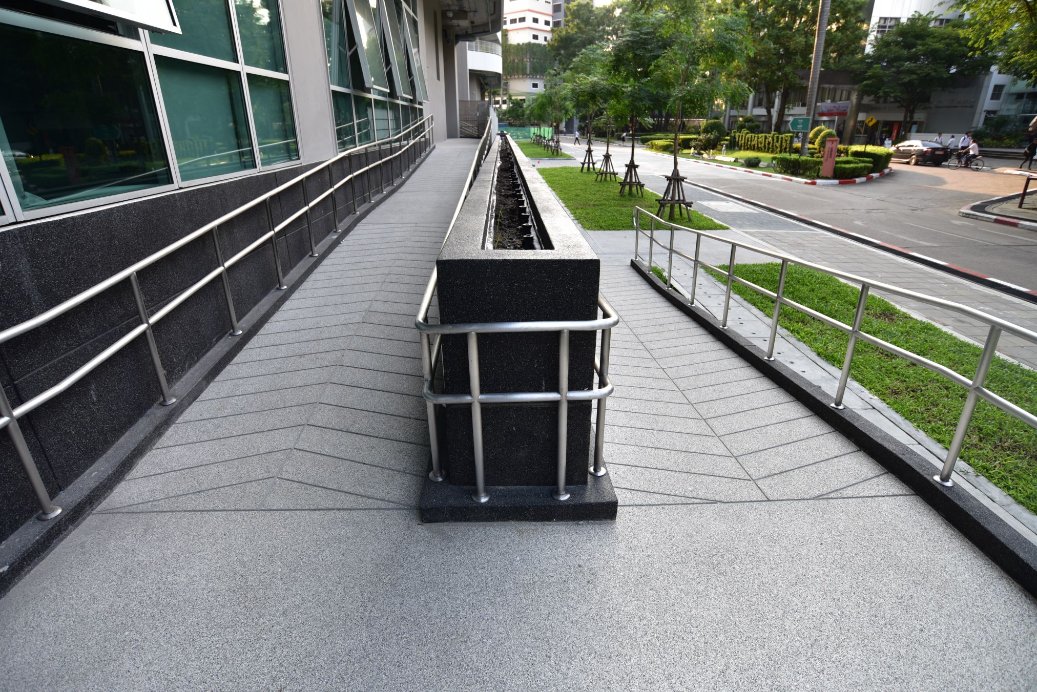 Pedestrian paths - Sustainability @ KMUTT